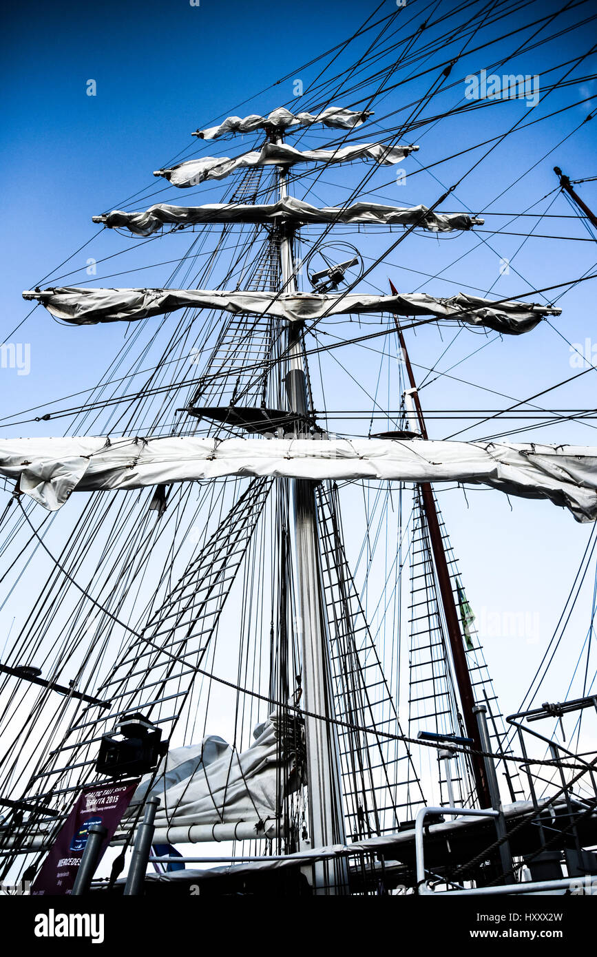 Main mast rigging sailing ship hi-res stock photography and images - Alamy