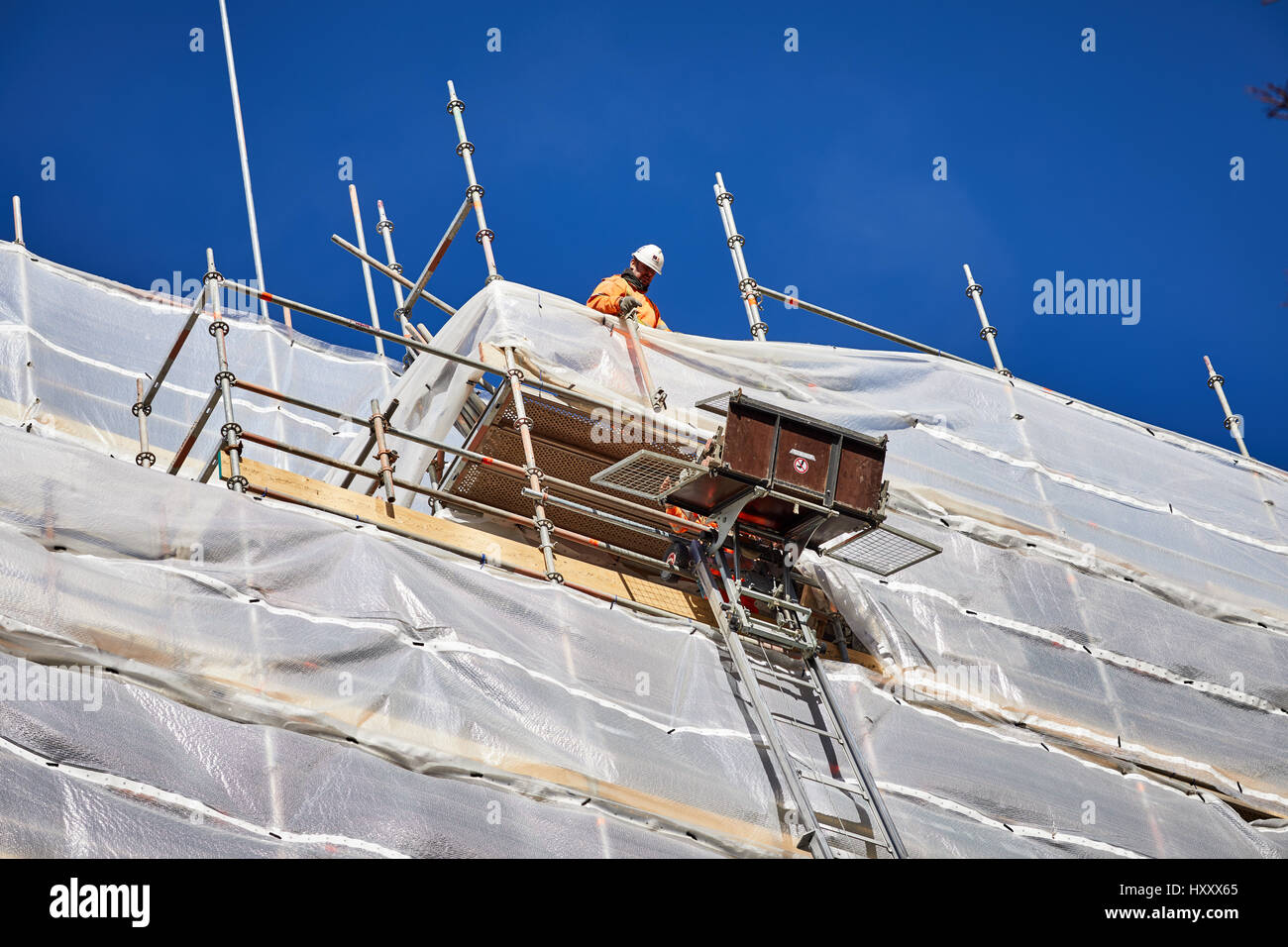 Erecting scaffolding hi-res stock photography and images - Alamy