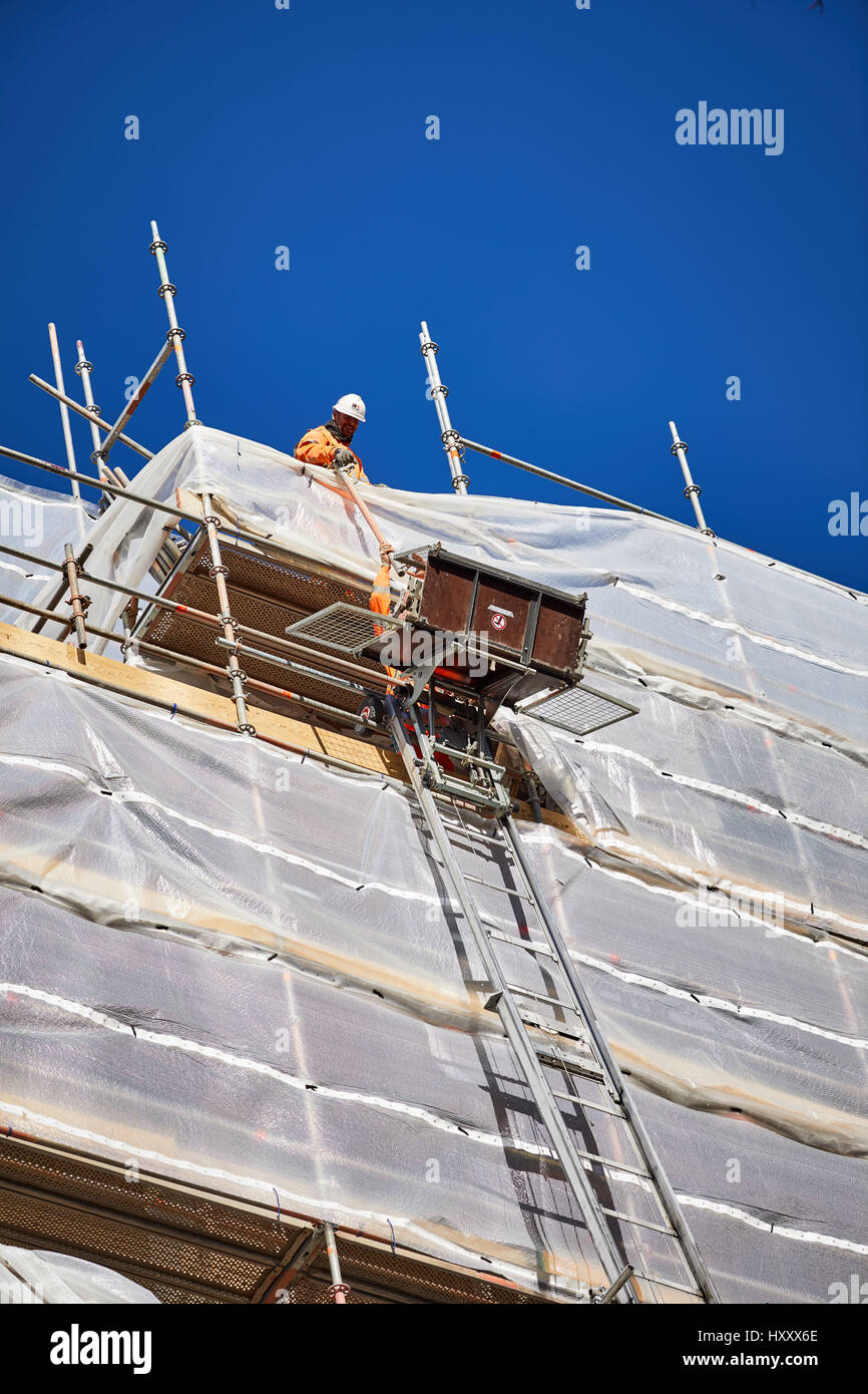 Erecting scaffolding workmen hi-res stock photography and images - Alamy
