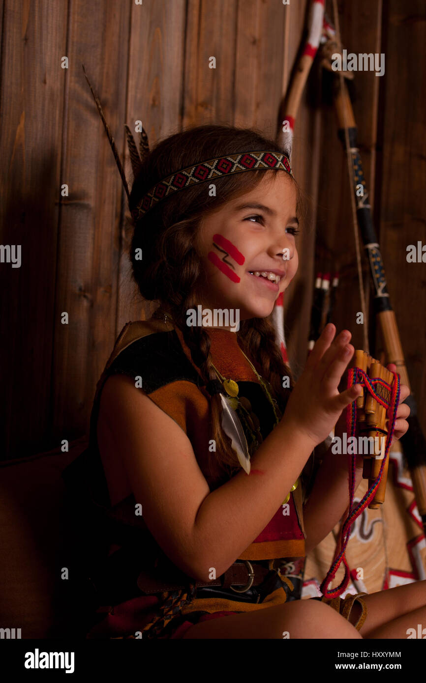 Native american indian head dress hi-res stock photography and images ...