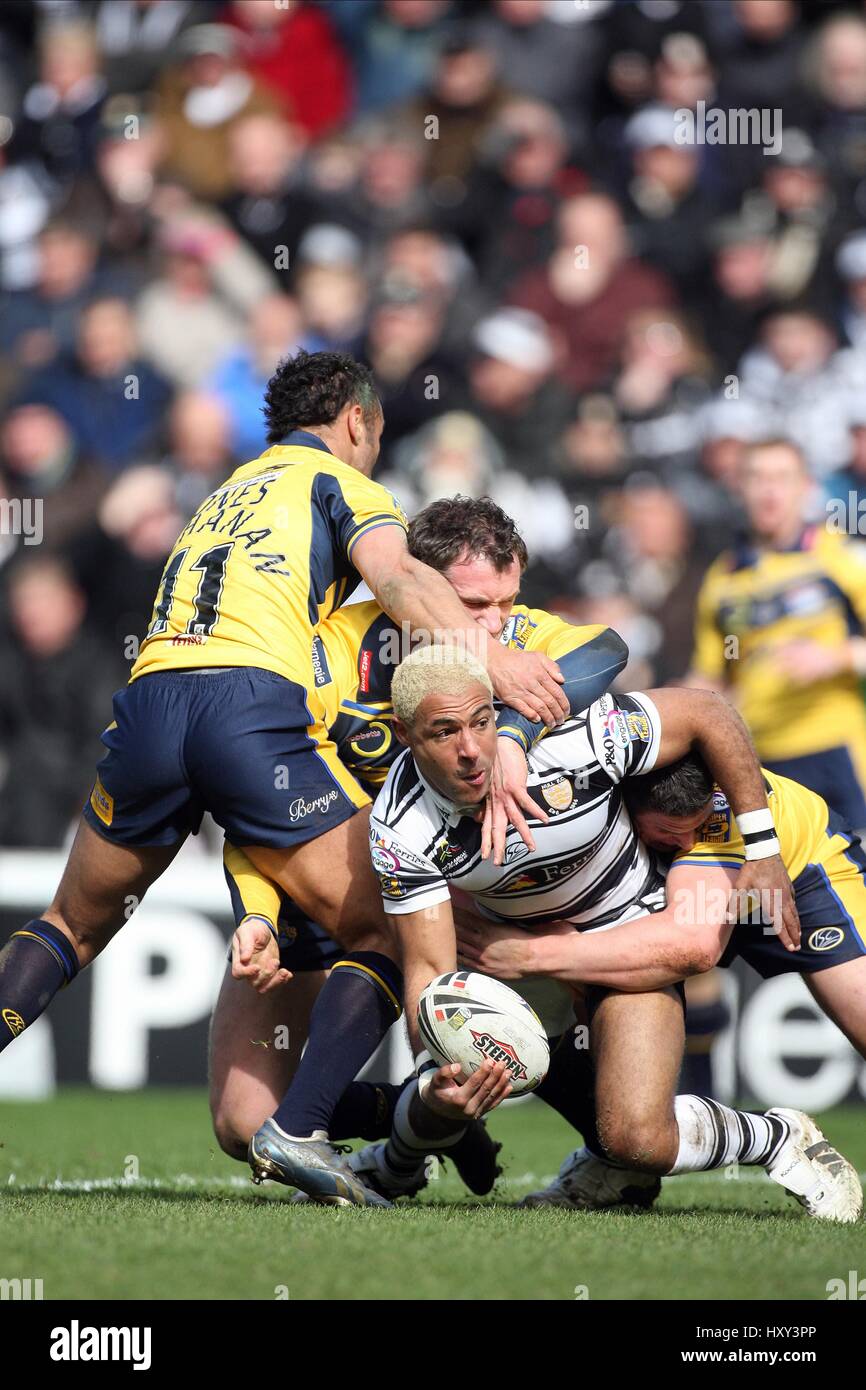 GARETH RAYNOR LOOKS TO OFF LOA HULL FC V LEEDS RHINOS K.C.STADIUM HULL ...