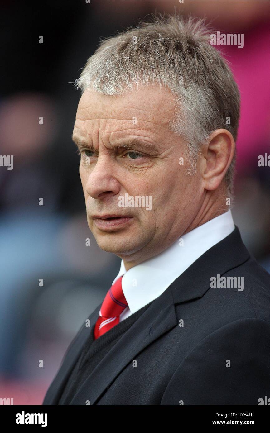 BRIAN NOBLE WIGAN WARRIORS RLFC COACH JJB STADIUM WIGAN ENGLAND 08 ...