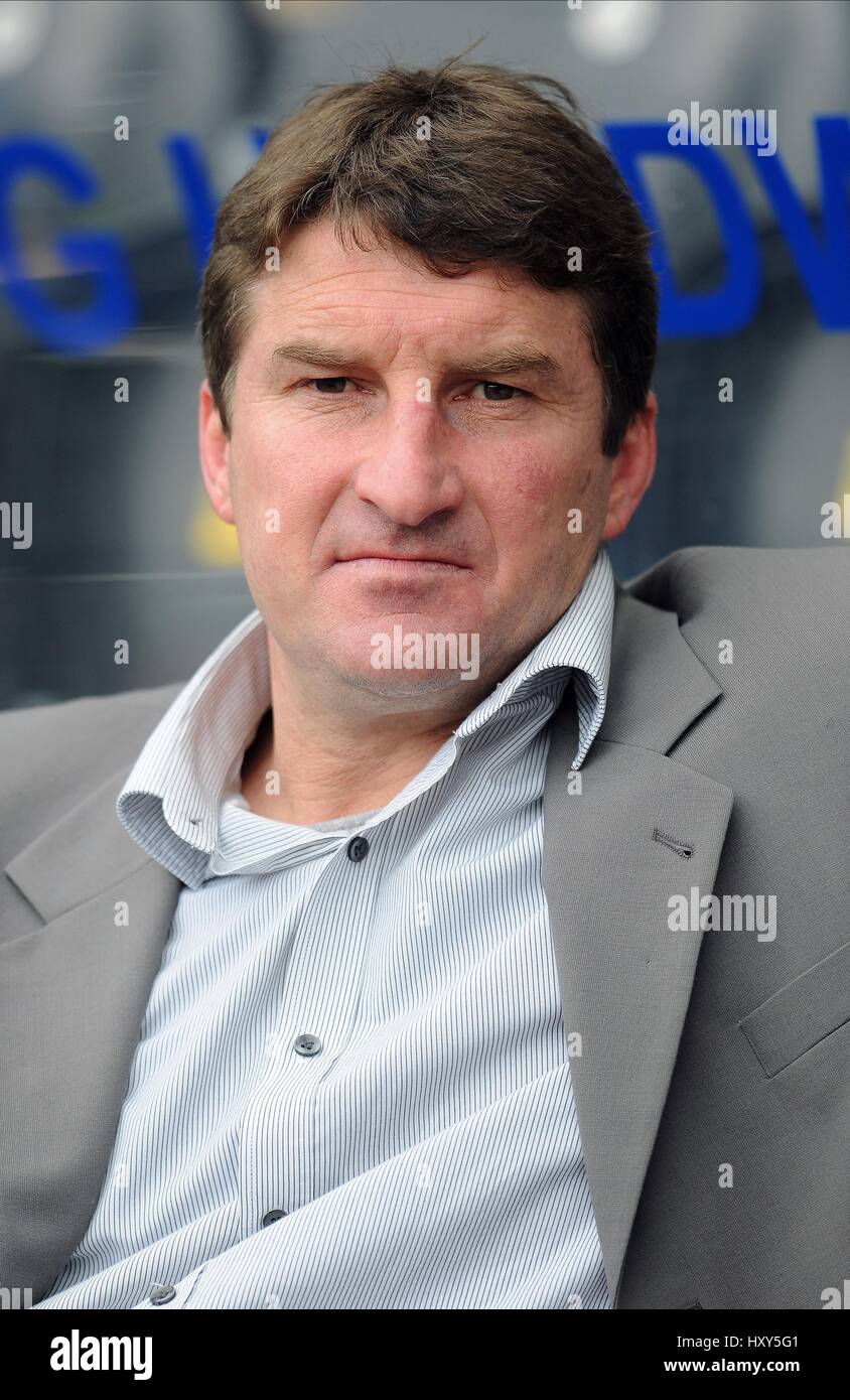 Warrington wolves coach hi-res stock photography and images - Alamy