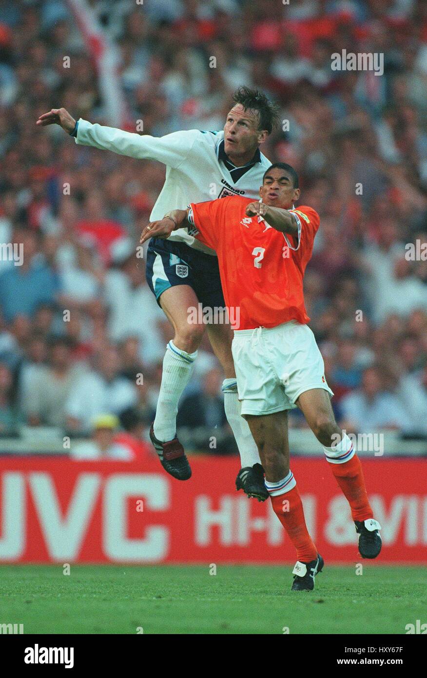 TEDDY SHERINGHAM & REIZIGER HOLLAND V ENGLAND 18 June 1996 Stock Photo ...