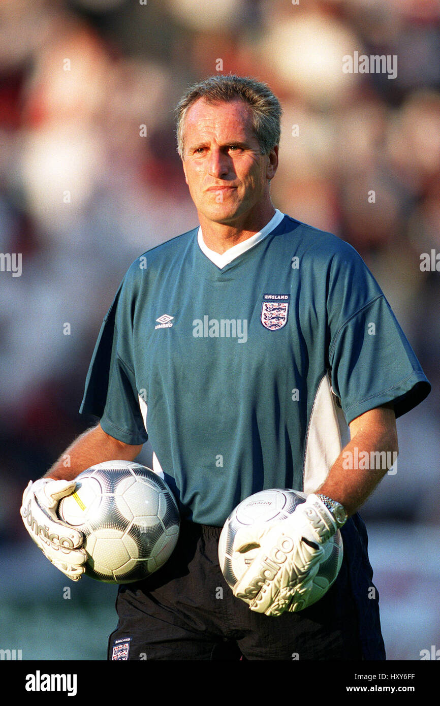 RAY CLEMENCE ENGLAND GOALKEEPING COACH 12 June 2000 Stock Photo - Alamy
