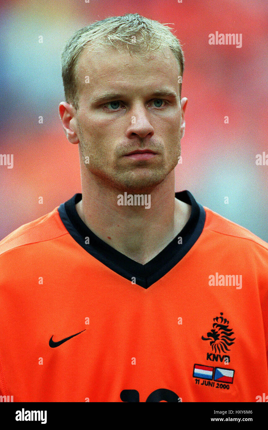 DENNIS BERGKAMP HOLLAND & ARSENAL FC 11 June 2000 Stock Photo - Alamy
