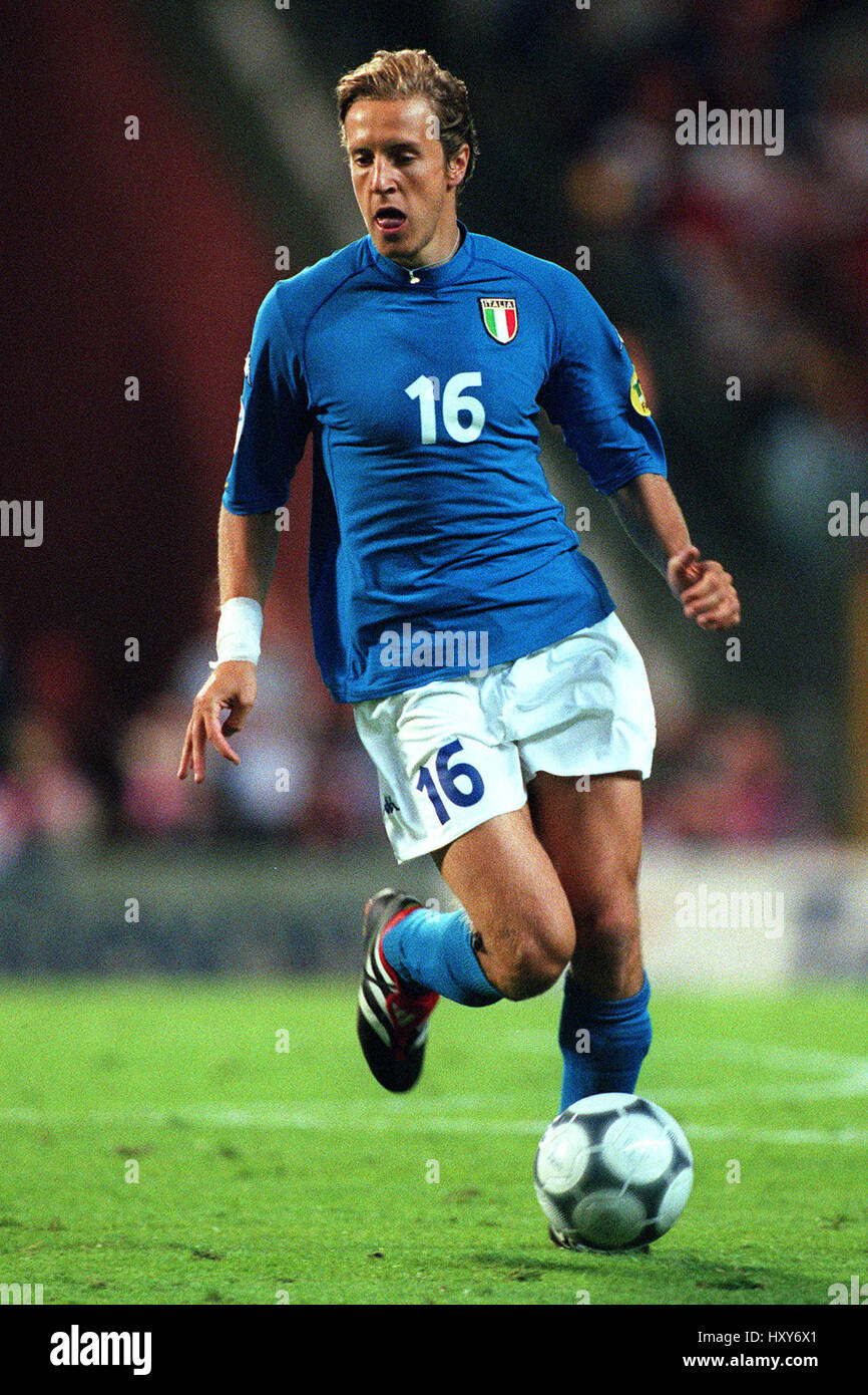 MASSIMO AMBROSINI ITALY & AC MILAN 14 June 2000 Stock Photo - Alamy