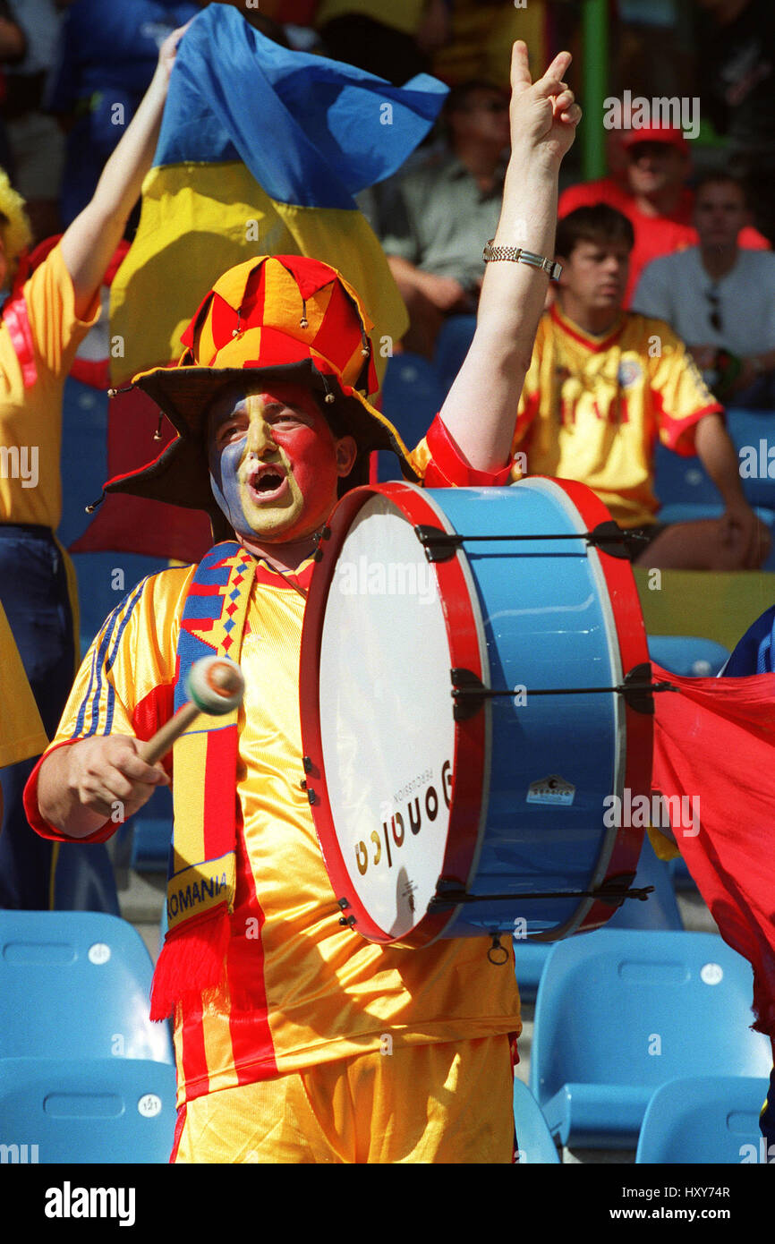 ROMANIA FANS FOOTBALL FANS EURO 2000 17 June 2000 Stock Photo - Alamy