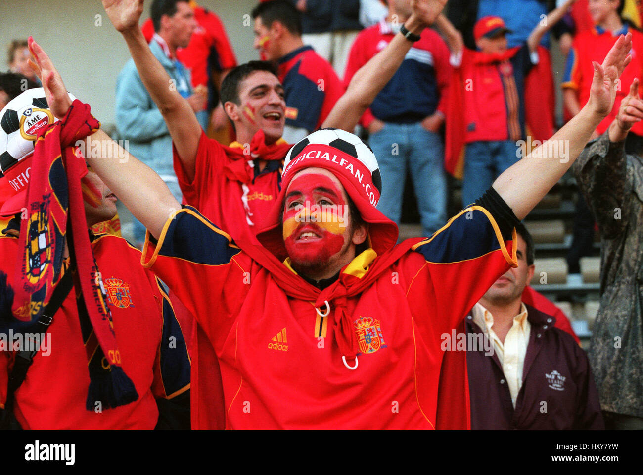 SPAIN FANS EURO 2000 SPAIN V FRANCE 25 June 2000 Stock Photo - Alamy