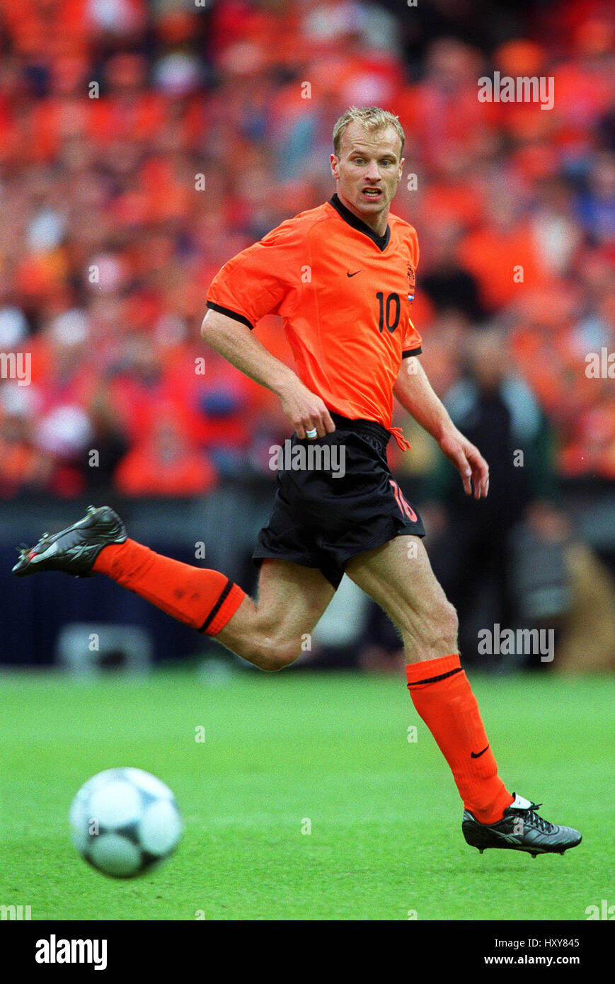 DENNIS BERGKAMP HOLLAND & ARSENAL FC 25 June 2000 Stock Photo - Alamy