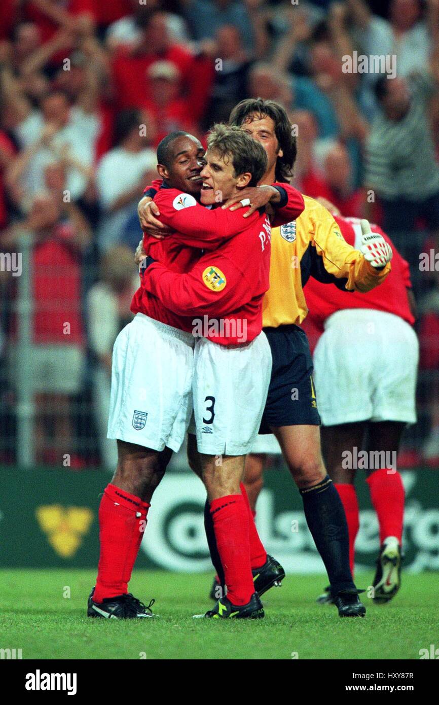 PAUL INCE & PHIL NEVILLE ENGLAND V GERMANY 17 June 2000 Stock Photo - Alamy