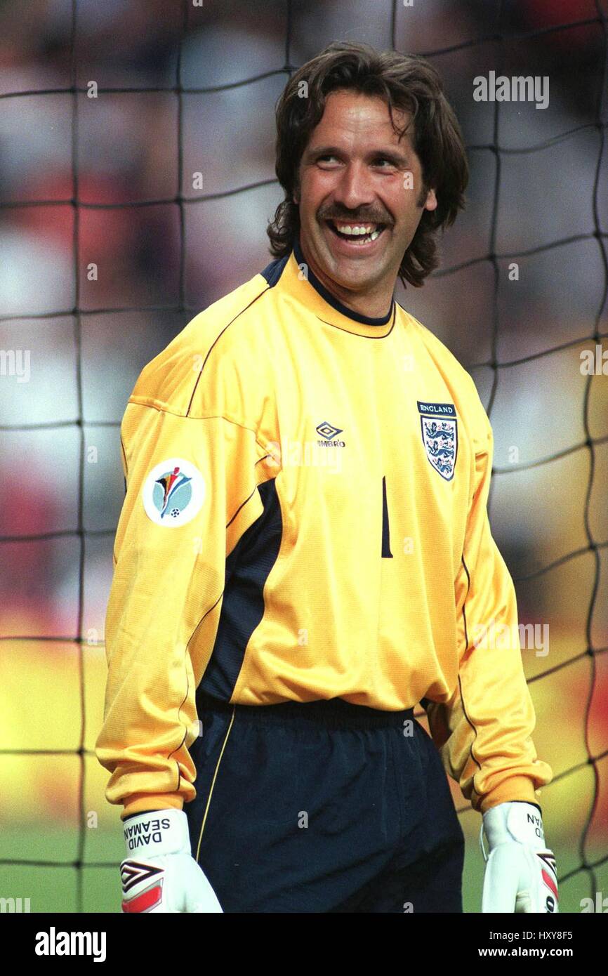 DAVID SEAMAN CELEBRATES ENGLAND V GERMANY 17 June 2000 Stock Photo - Alamy