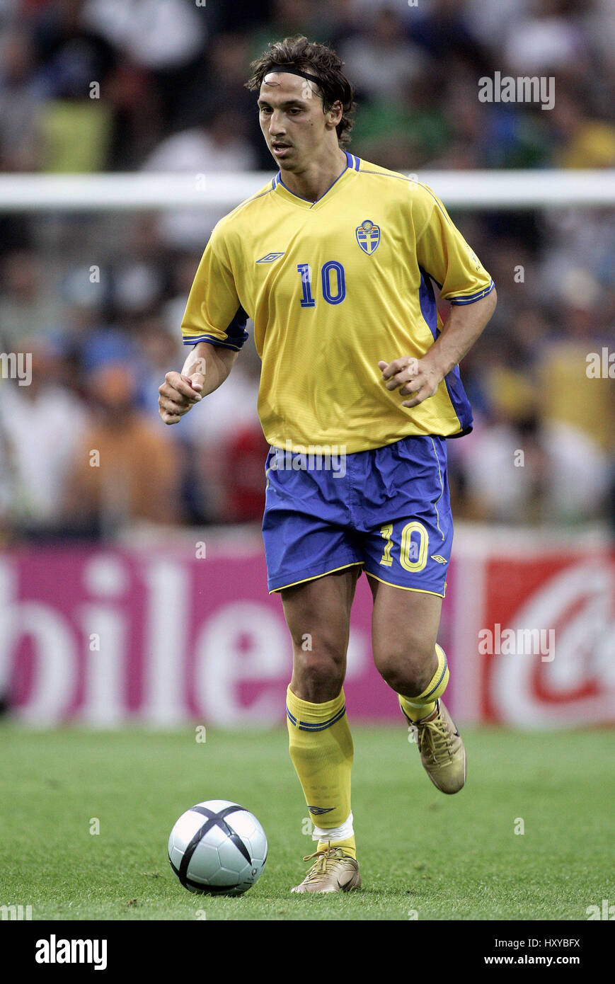 Ibrahimovic sweden 2004 hi-res stock photography and images - Alamy