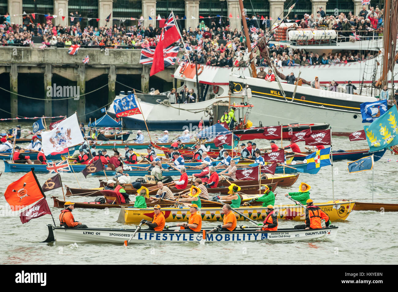 Queen elizabeth ii diamond jubilee boat hi-res stock photography and ...