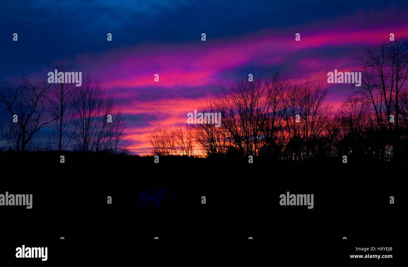 Purple sky with orange sunset hi-res stock photography and images - Alamy