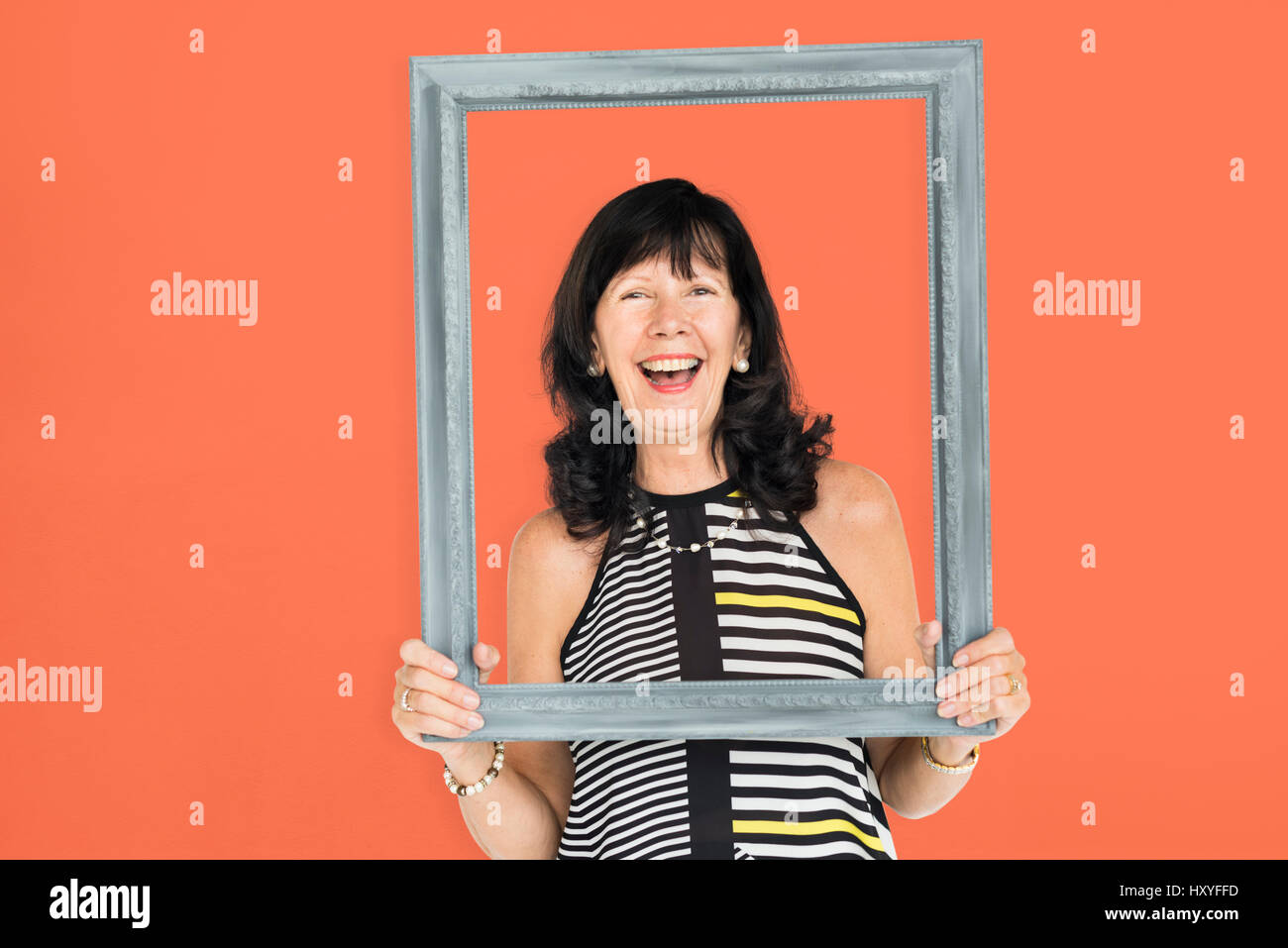 Holding photo frame hi-res stock photography and images - Alamy