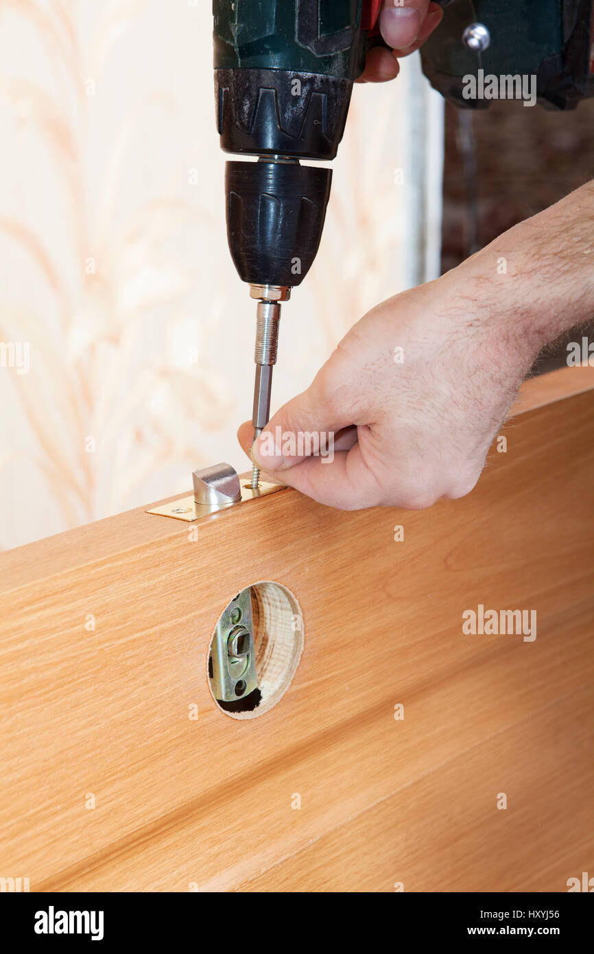 Installation door knob with lock, woodworker screwed screw, using ...