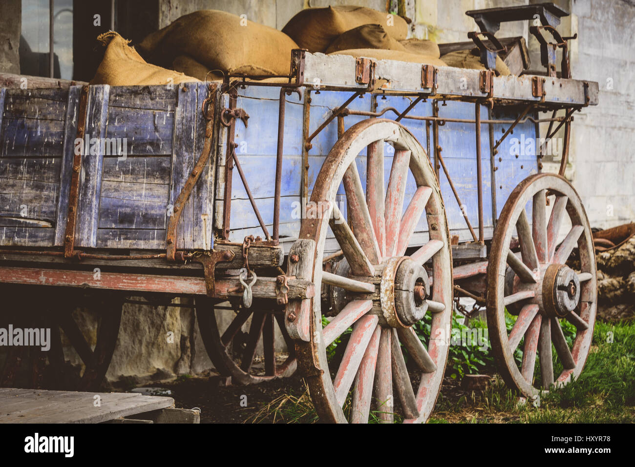 Rustic old wagon Stock Photo - Alamy
