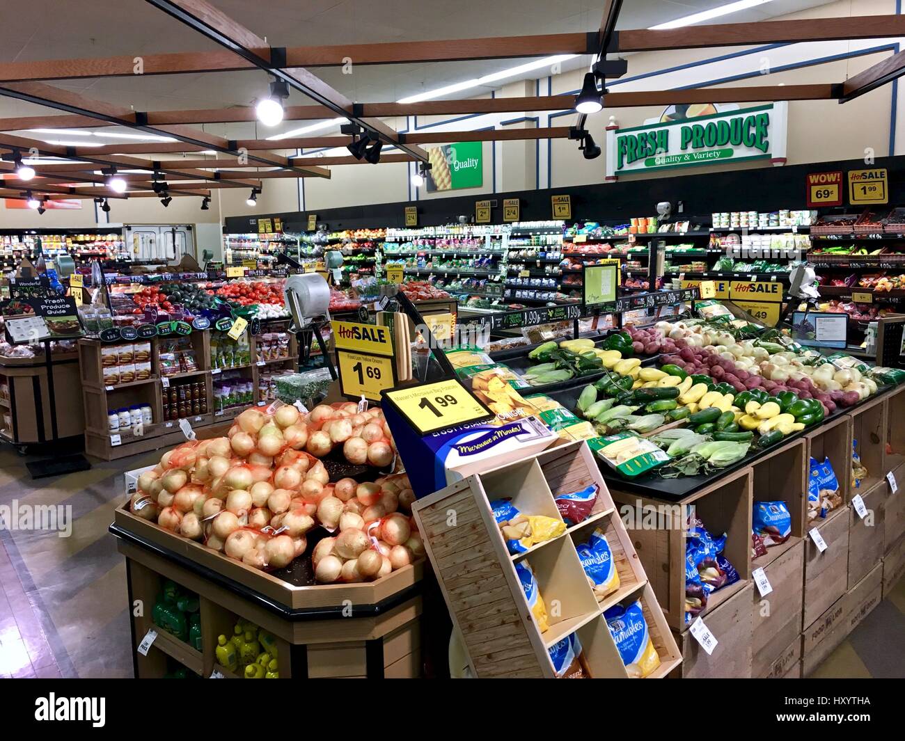 Fresh grocery store tomatoes hi-res stock photography and images - Alamy