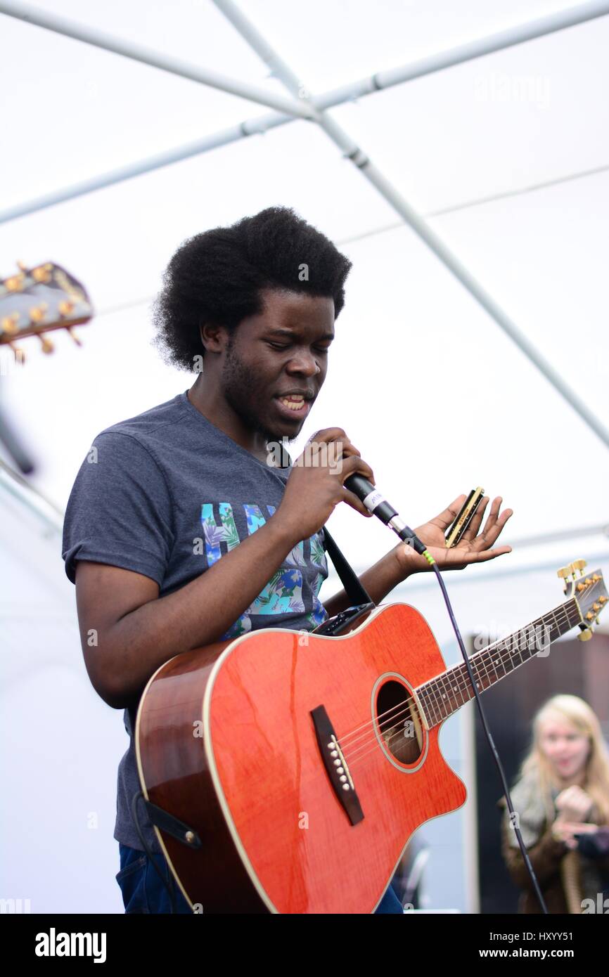 Black singer with guitar hi-res stock photography and images - Alamy