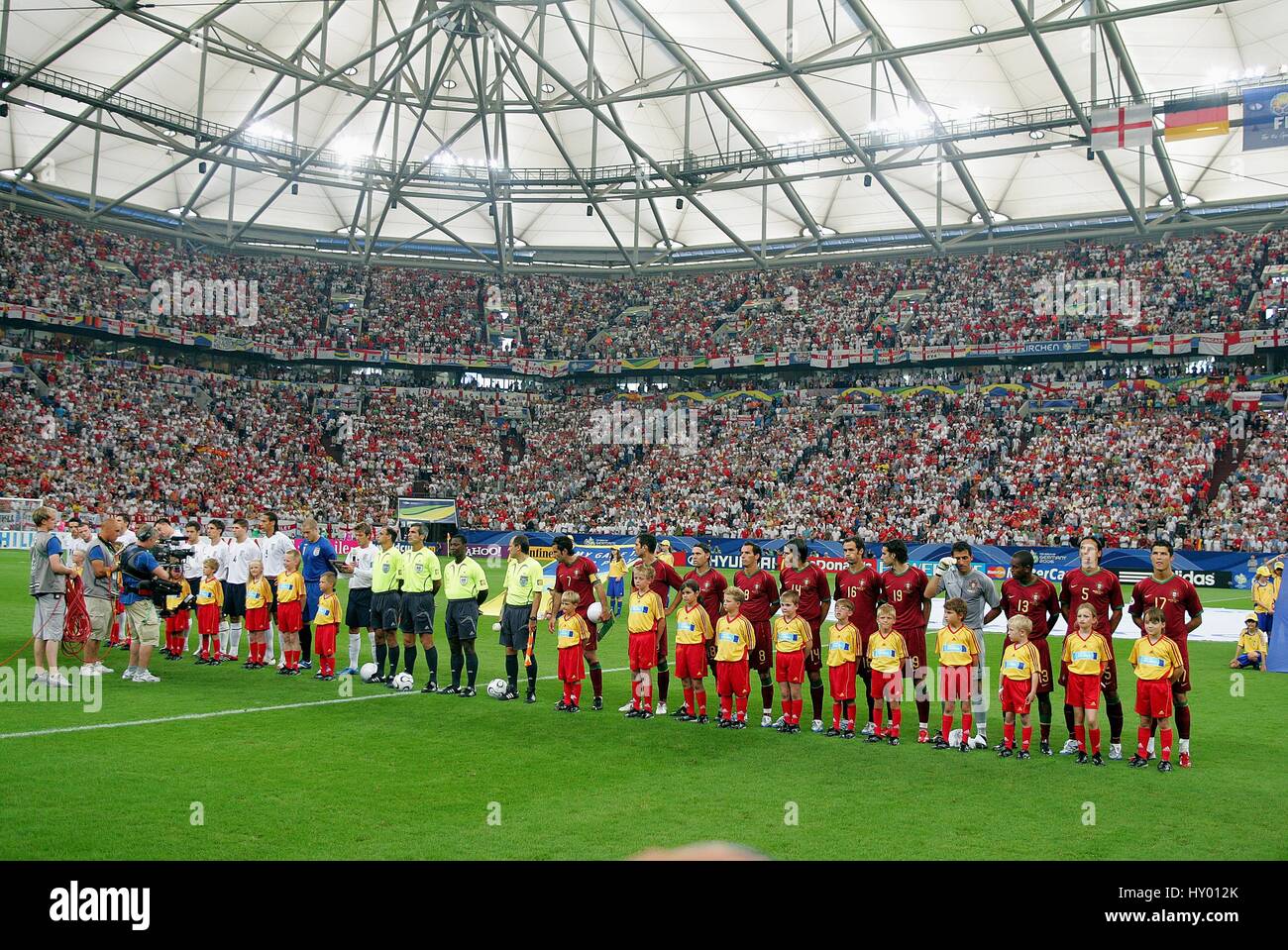 Football teams line up hi-res stock photography and images - Alamy