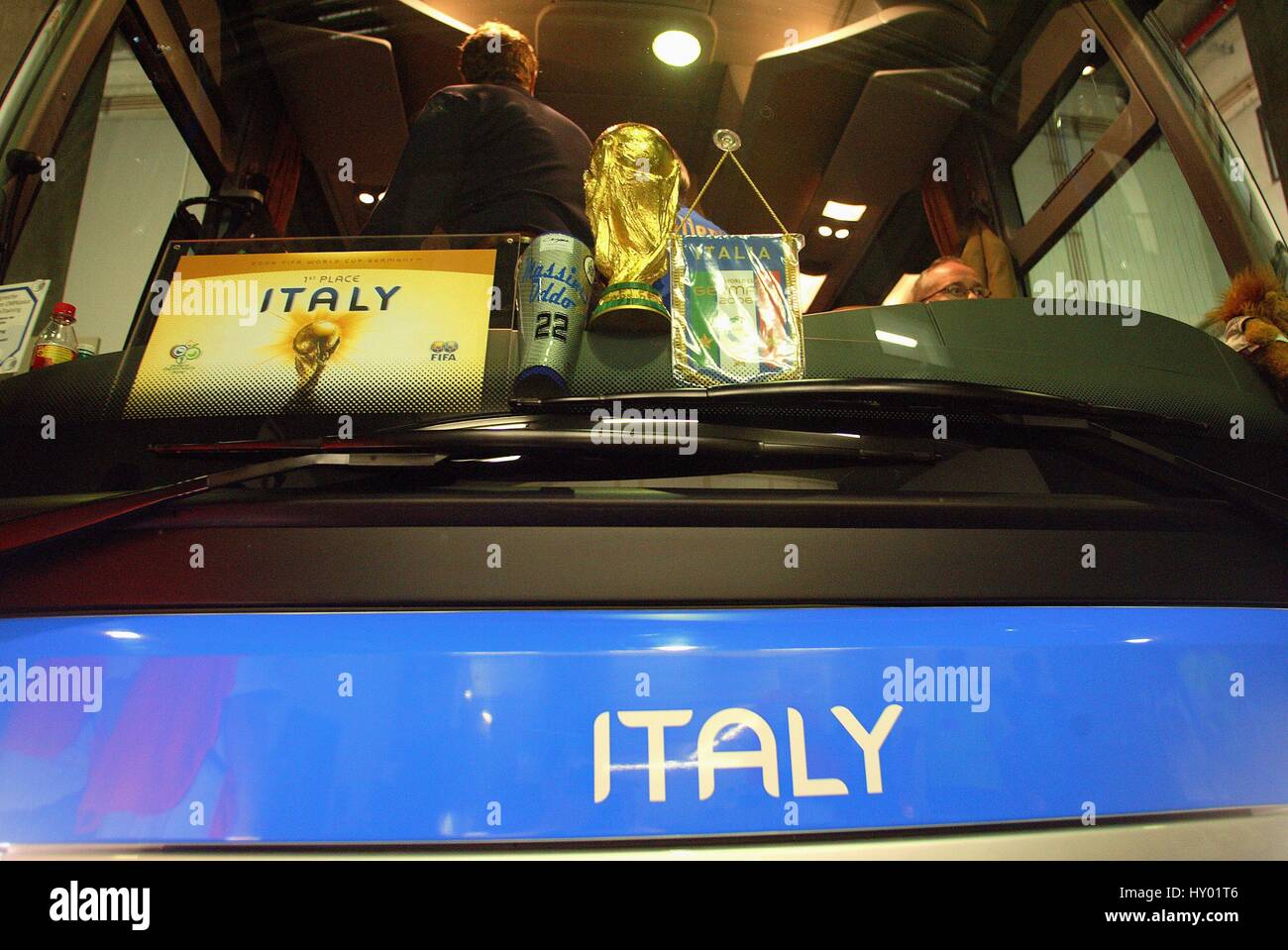 Team bus hi-res stock photography and images - Alamy