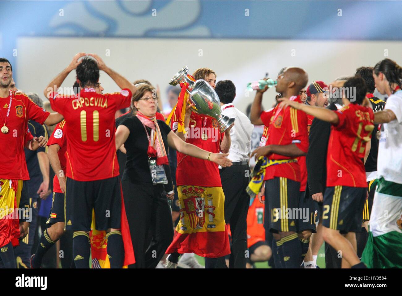 FERNANDO TORRES WITH TROPHY GERMANY V SPAIN ERNST-HAPPEL-STADION VIENNA ...