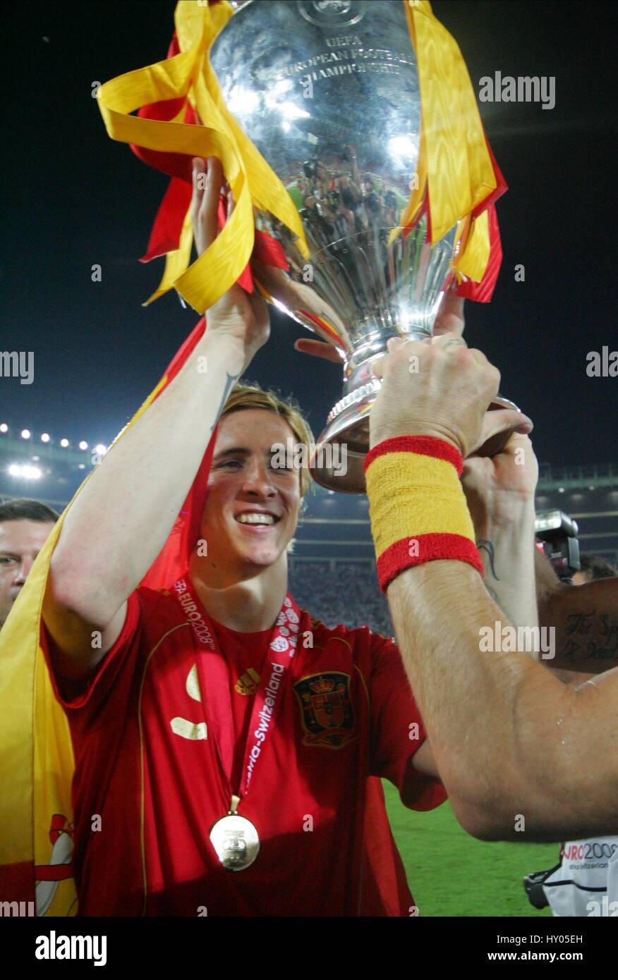 FERNANDO TORRES WITH TROPHY GERMANY V SPAIN ERNST-HAPPEL-STADION VIENNA ...