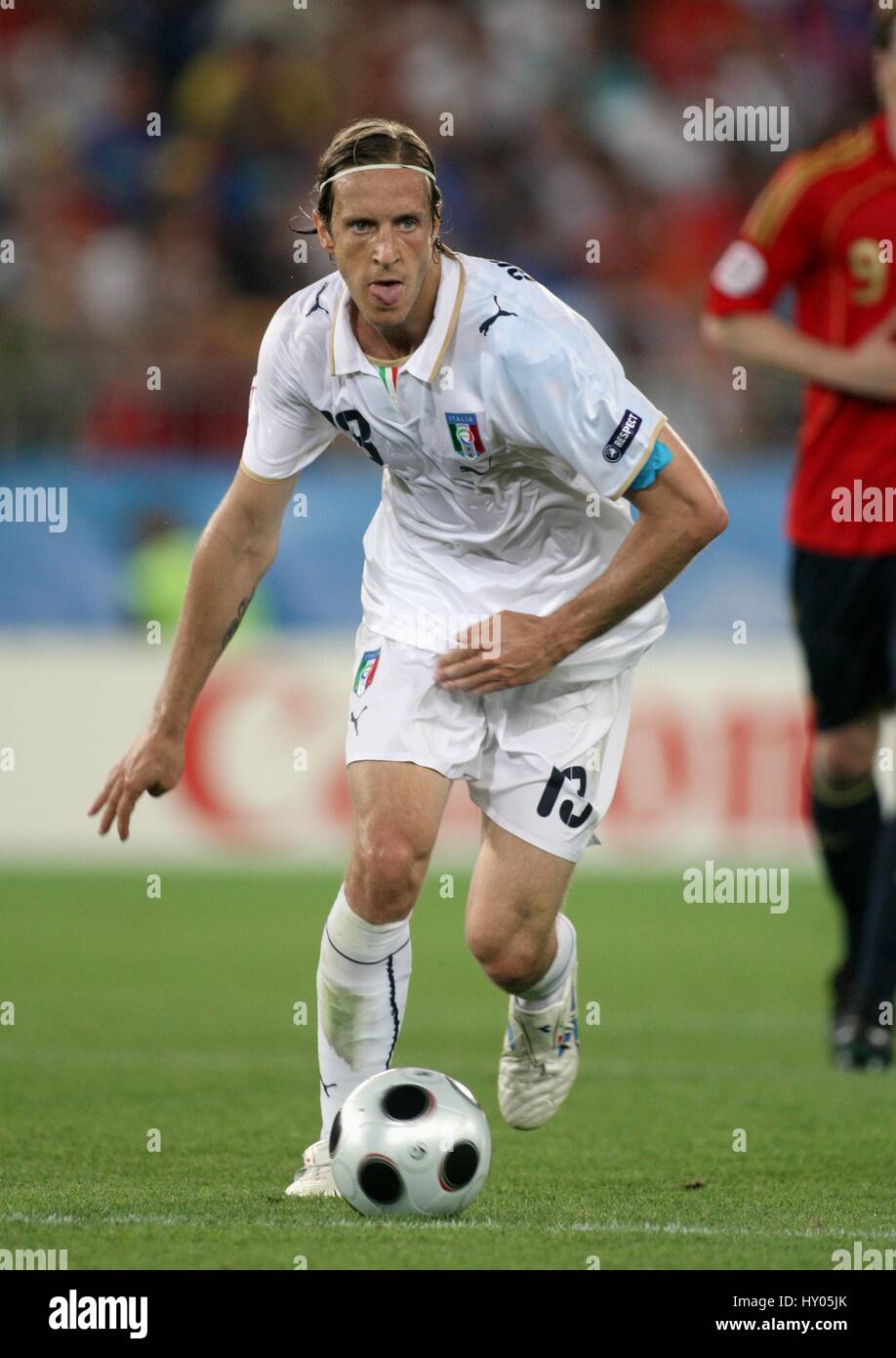 MASSIMO AMBROSINI ITALY & AC MILAN ERNST-HAPPEL STADIUM VIENNA AUSTRIA ...