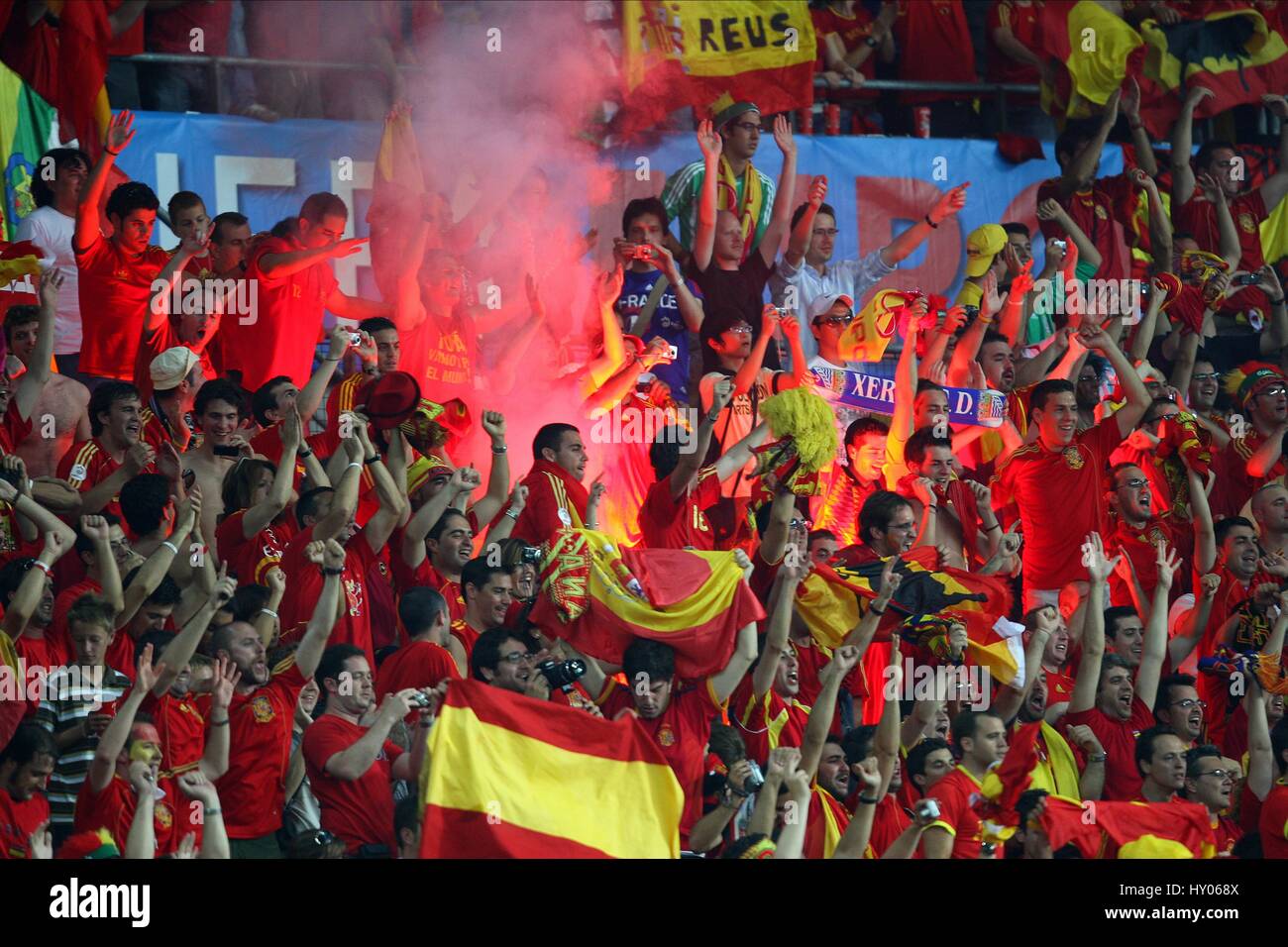 SPANISH FANS CELEBRTAE SPAIN V ITALY ERNST-HAPPEL-STADION VIENNA ...
