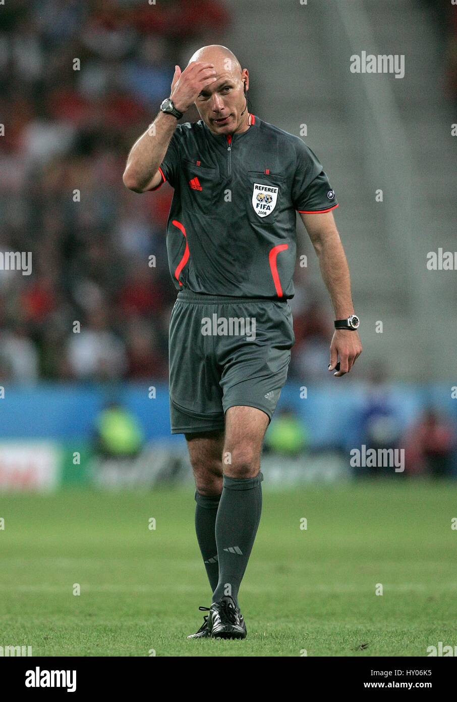 HOWARD WEBB FIFA REFEREE EM STADION SALZBURG AUSTRIA 18 June 2008 Stock ...