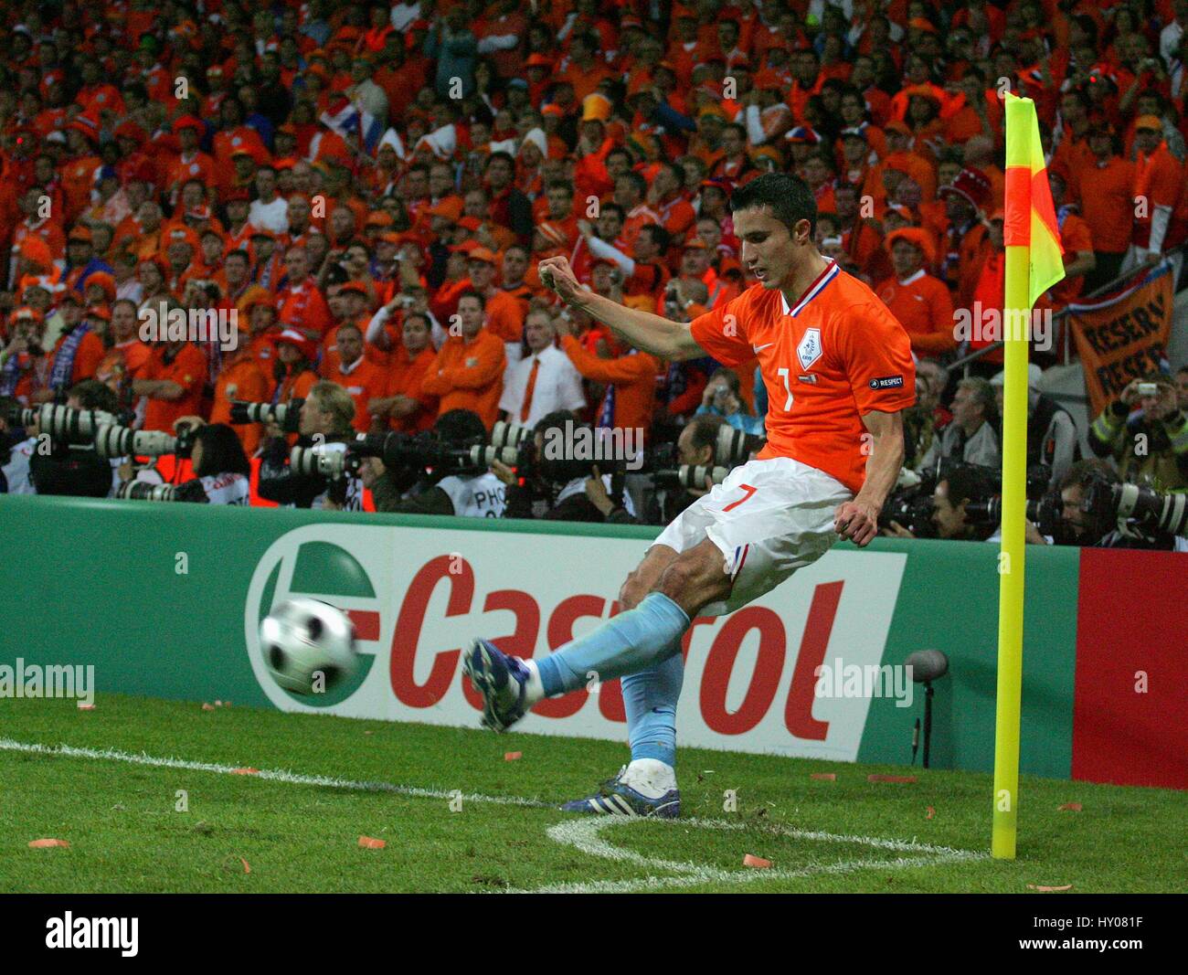 ROBIN VAN PERSIE TAKES CORNER HOLLAND V FRANCE STADE DE SUISSE BERNE ...