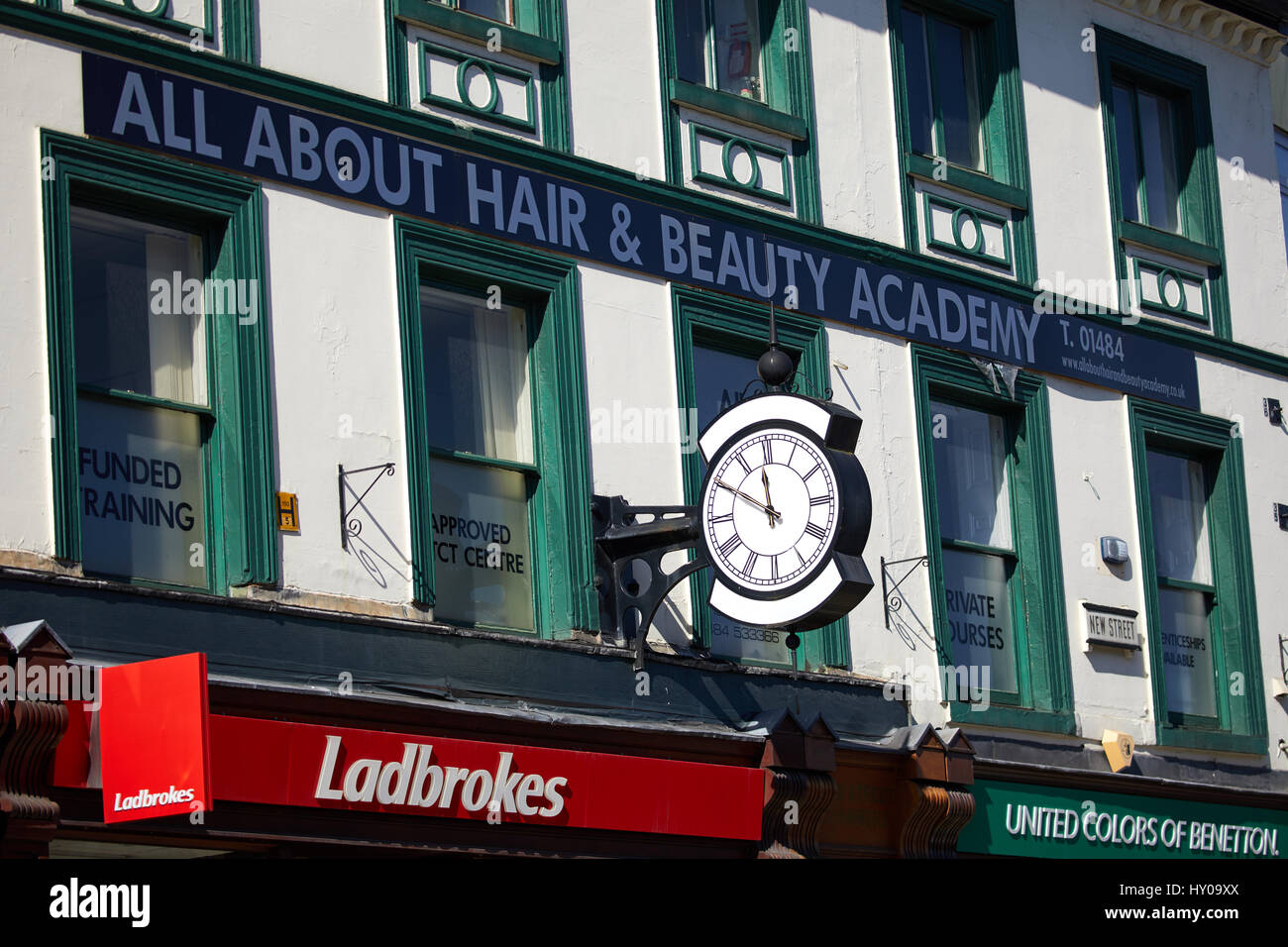 Time clock building exterior hi-res stock photography and images - Alamy