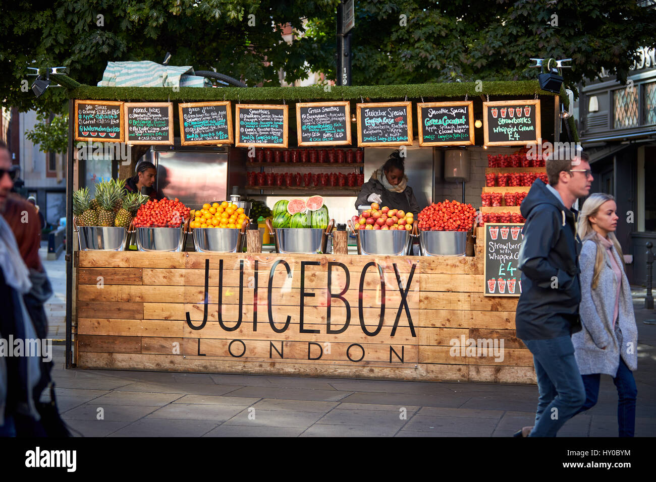 A juicing stall in central London Stock Photo - Alamy