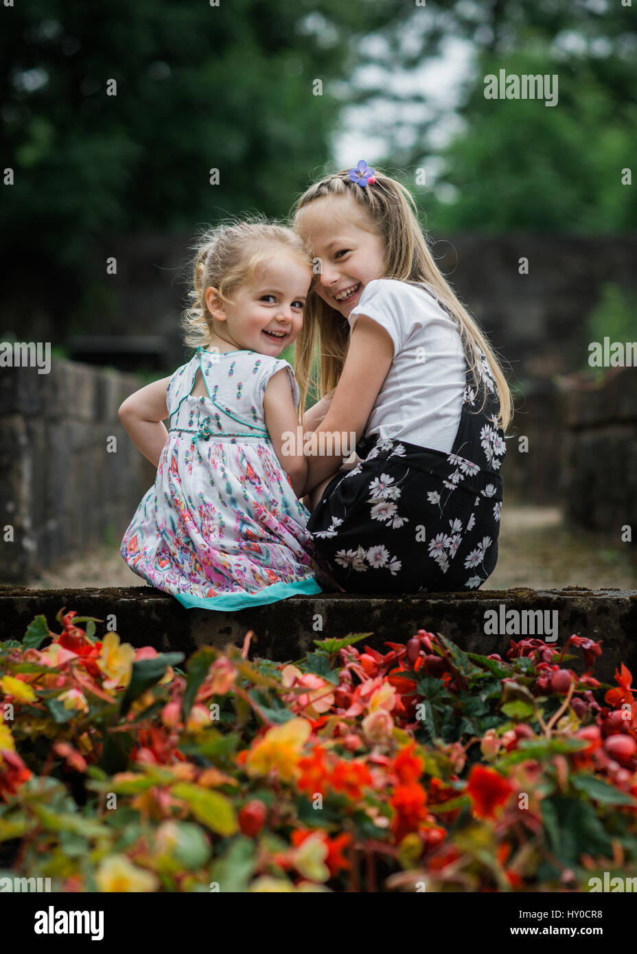 Girl looking at nikon camera hi-res stock photography and images - Alamy