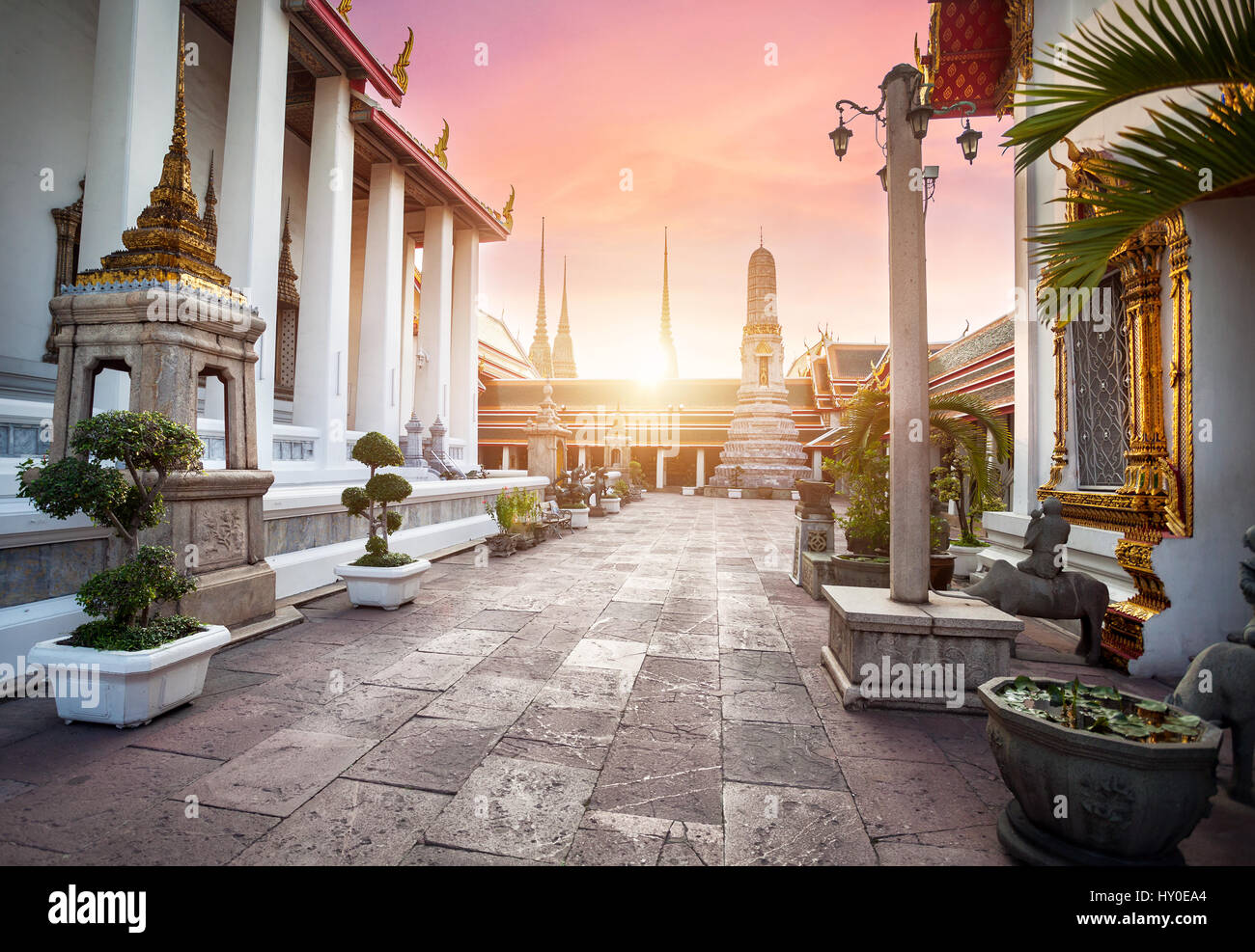 Chinese temple yard hi-res stock photography and images - Alamy