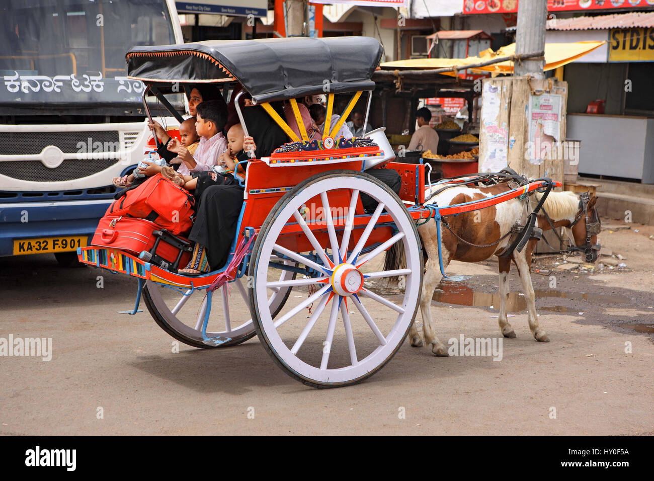 Indian horse and cart hi-res stock photography and images - Alamy