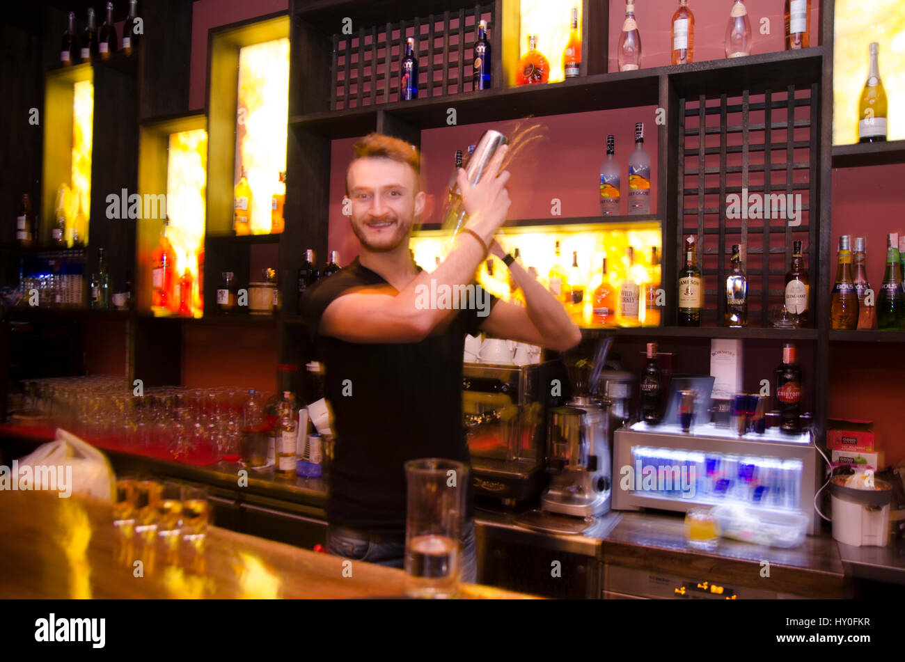 Bartender mix a cocktail Stock Photo - Alamy