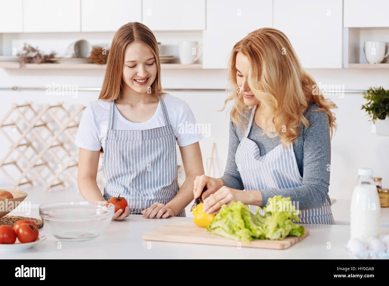 Cooking (lesson) (children) hi-res stock photography and images - Alamy