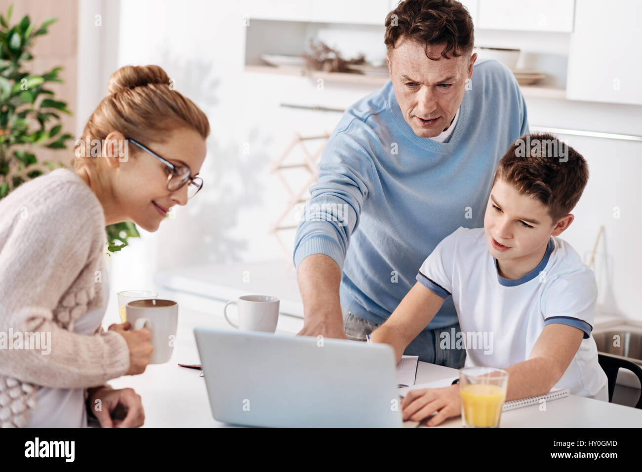 Caring family couple helping hi-res stock photography and images - Alamy
