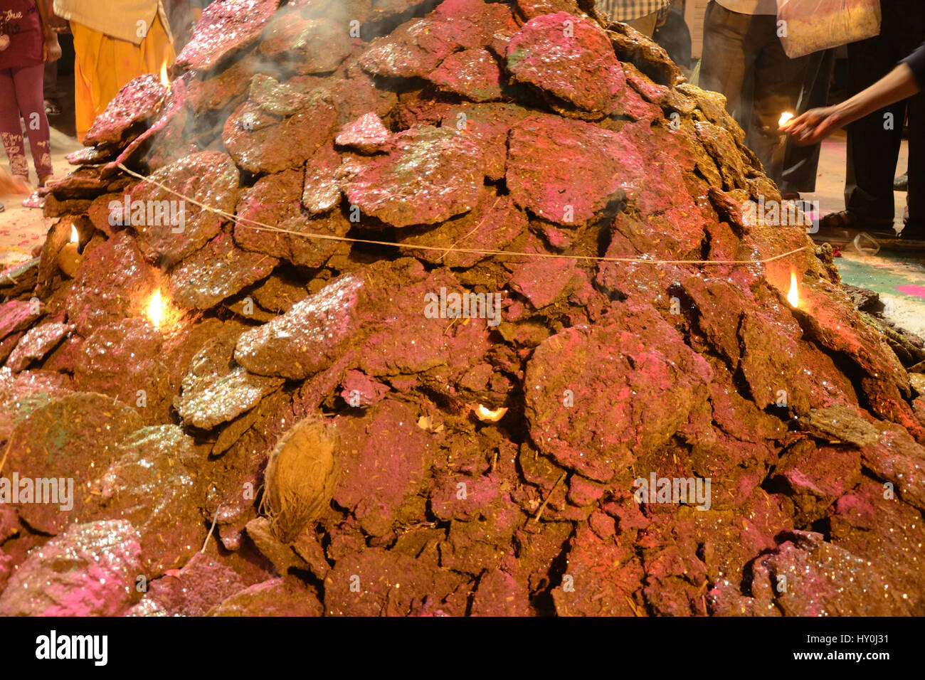 Cow dung cake hi-res stock photography and images - Alamy