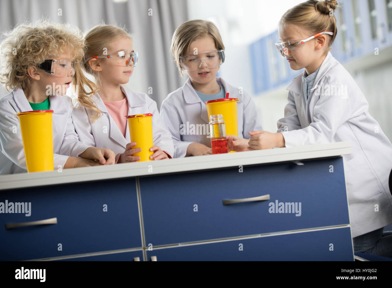 Kids in protective glasses lab hi-res stock photography and images - Alamy