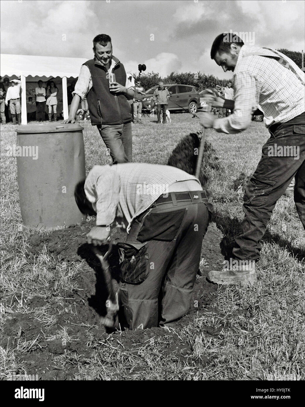 Black people digging hole hi-res stock photography and images - Alamy