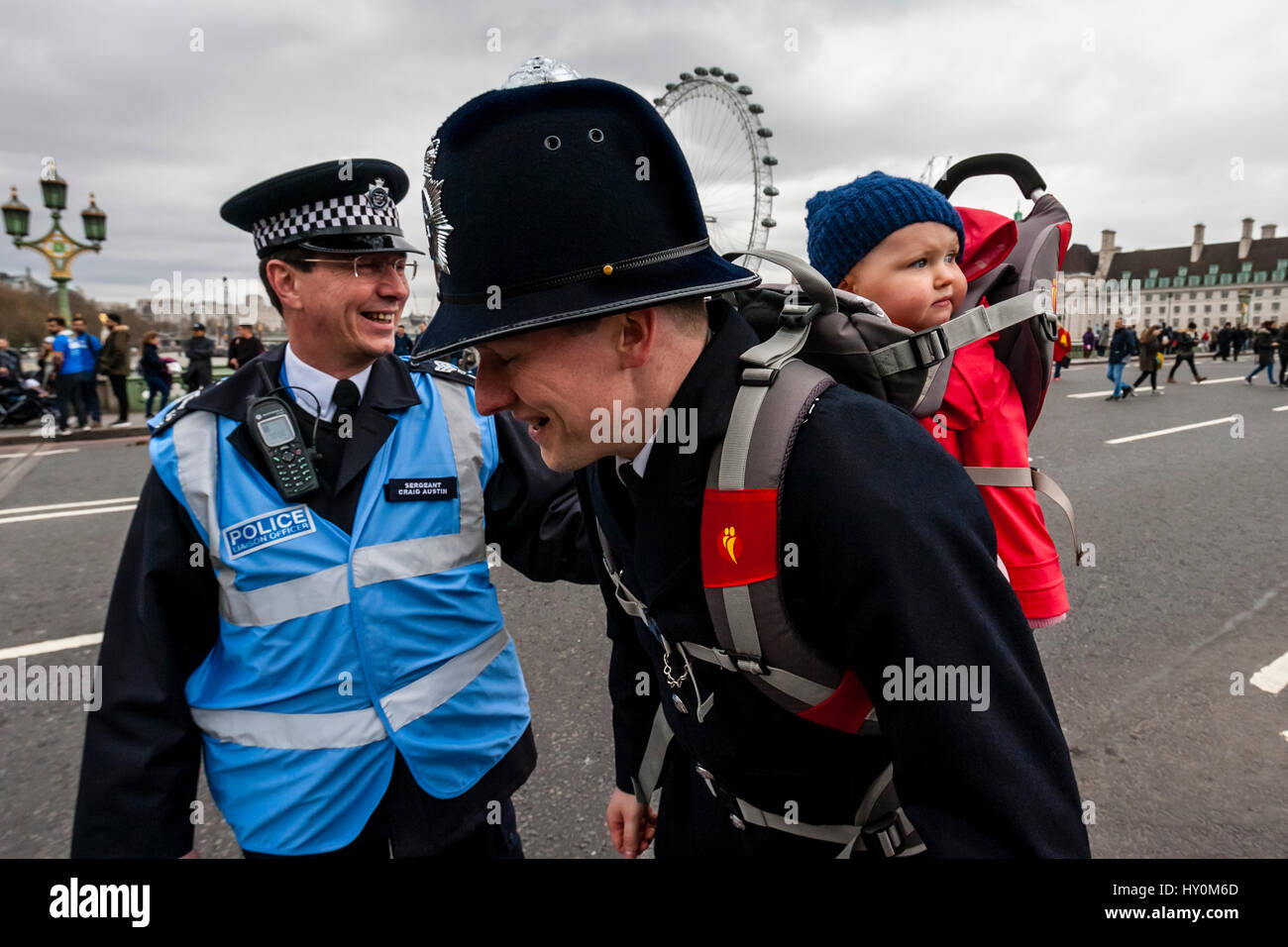 Policeman and child hi-res stock photography and images - Alamy