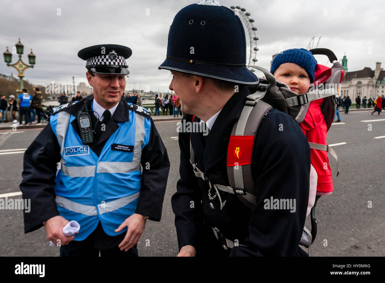Policeman and child hi-res stock photography and images - Alamy