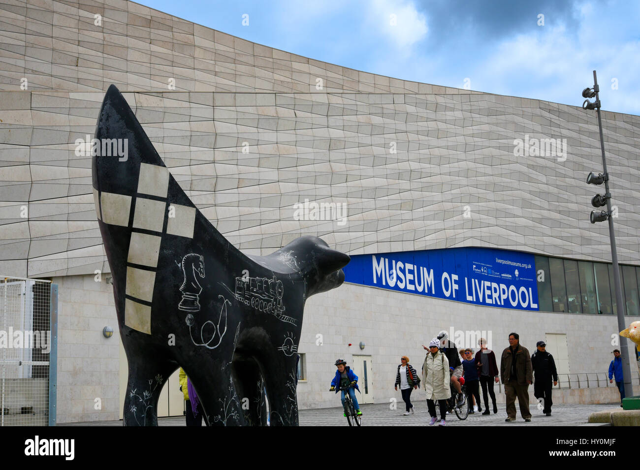 The Albert Dock is a complex of dock buildings and warehouses in ...