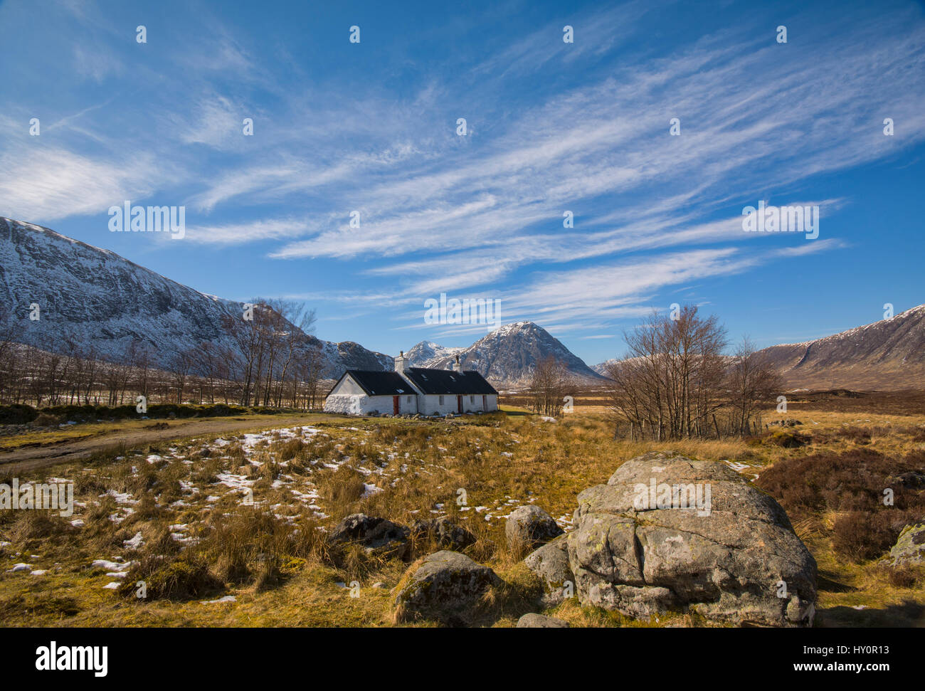 Black rock cottage winter snow hi-res stock photography and images - Alamy