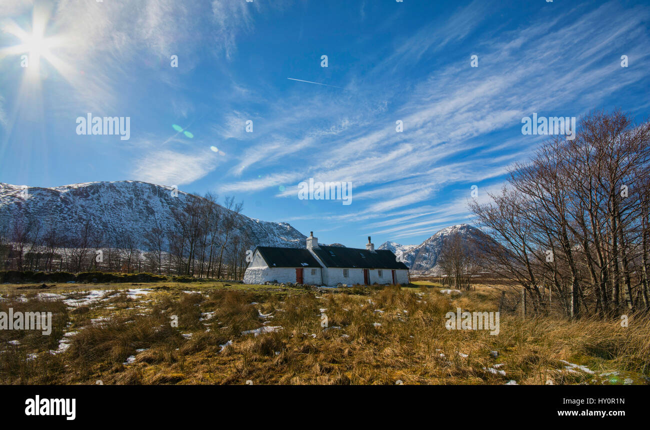 Black rock cottage winter snow hi-res stock photography and images - Alamy