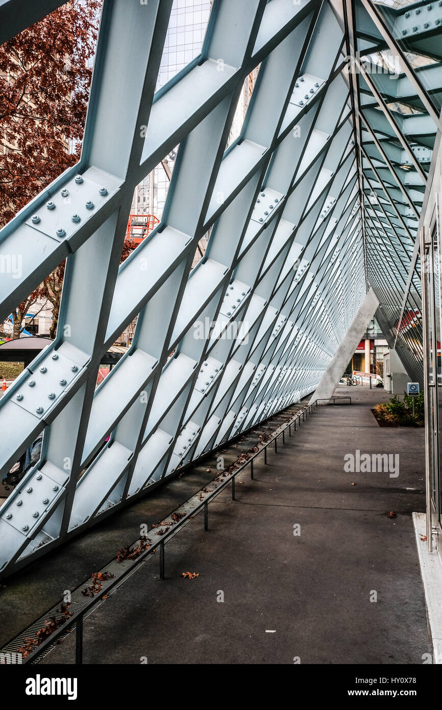 Seattle Central Library's diagonal metal grid and its reflection Stock ...
