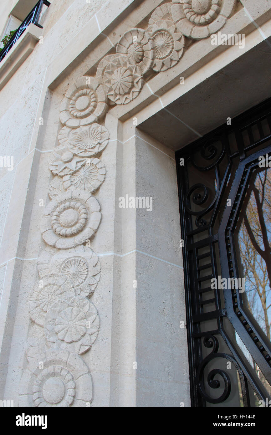 Gate of a building in Paris (France Stock Photo - Alamy